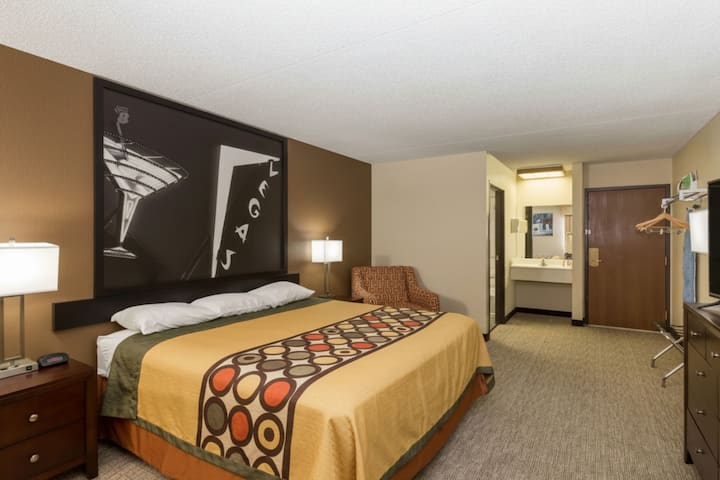 Coratel Wichita North-standard 1 King Bed Ns - Wichita, KS