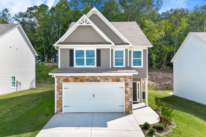 Stylish 4br Home • Heart Of Cartersville - Cartersville, GA