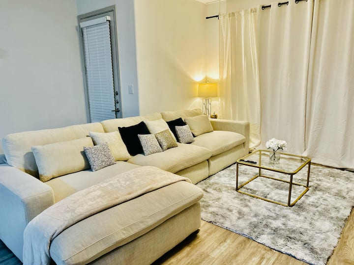 Cozy & Chic Frisco Scape - Frisco, TX