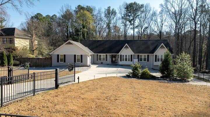 Snellville Oasis
Spacious, Cozy, & Comfortable - Snellville, GA