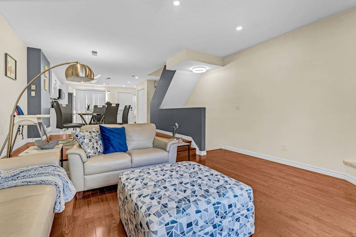 Cozy Haven Steps To Local Eats - Oakville