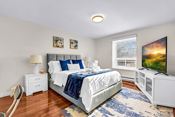 Calming Oasis Near Lakeside Dining - Oakville