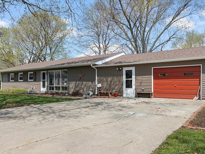 Relax & Unwind In Our Charming Ranch Retreat! - Ottawa, IL