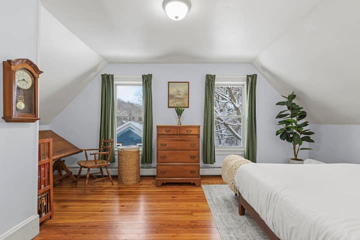 Cozy Artist Loft | 2br In North Adams | Mass Moca - North Adams, MA