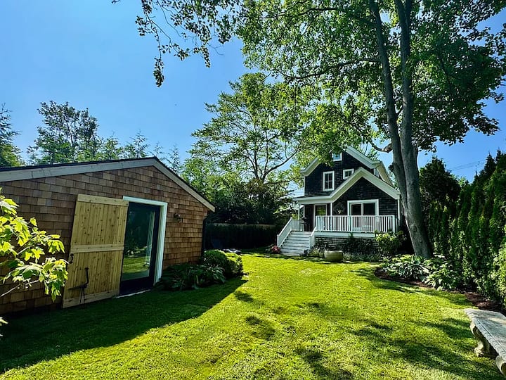 Chic Updated Village Cottage. - Sag Harbor, NY