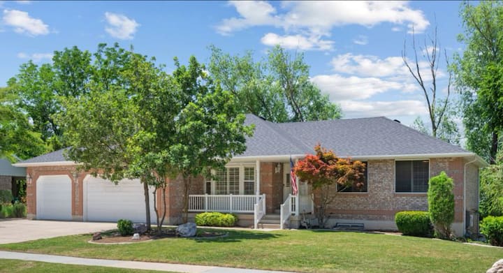 Spacious 6-bedroom Retreat Near Slc & Ski Resorts - Layton, UT