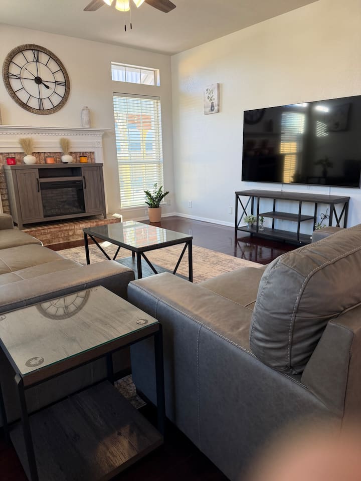 Luxe South Tulsa Home Near Woodland Hills Mall - タルサ, OK