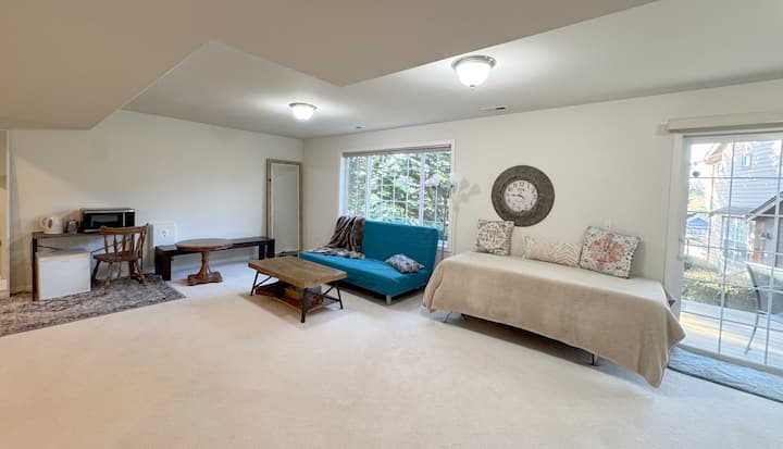 Bright & Peaceful Kenmore Stay - Bothell, WA