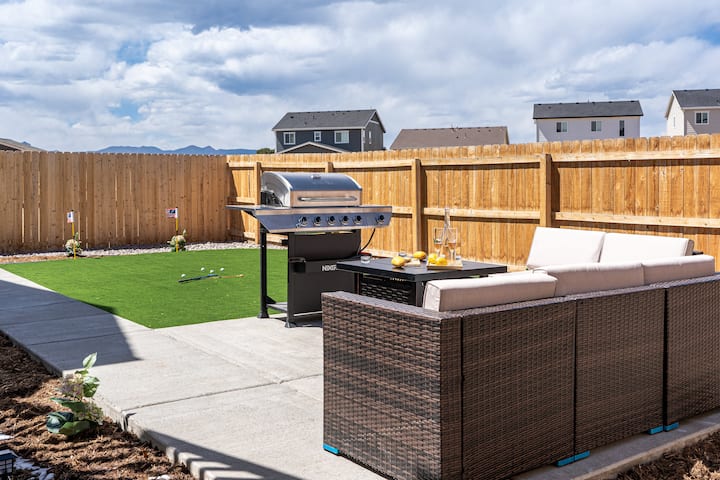 Stylish Luxury Suite: Hot Tub, Mini Golf, Mt-views - Colorado Springs, CO