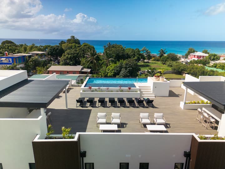 Beachside 2br W/ Sky-pool, Bbq & Ocean Glimpse - Barbados