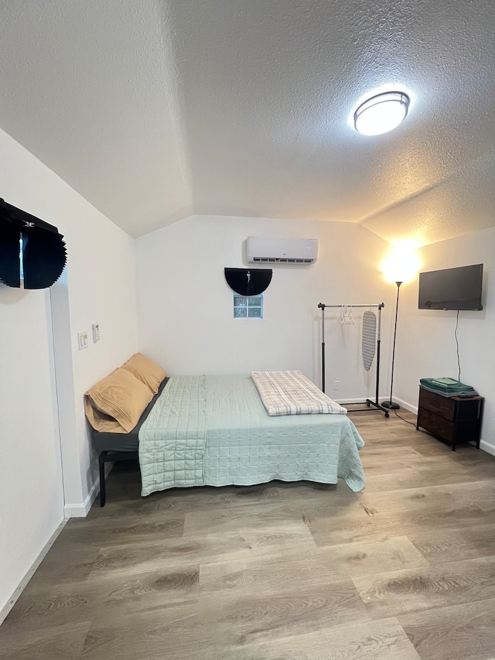 Tiny Home Backyard Retreat | Private & Peaceful - DeLand, FL