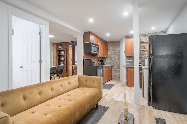 Neat 2br | King Bed & Outdoor Parking - Lasalle