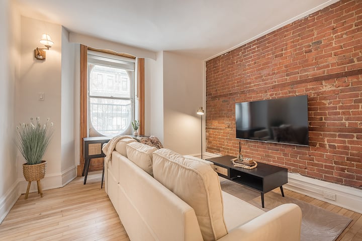 Chic Brick 1br • Workspace - LaSalle
