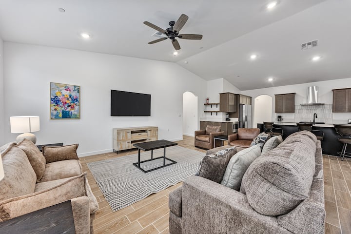 Private Bakersfield Getaway Near Downtown & Parks! - Bakersfield, CA