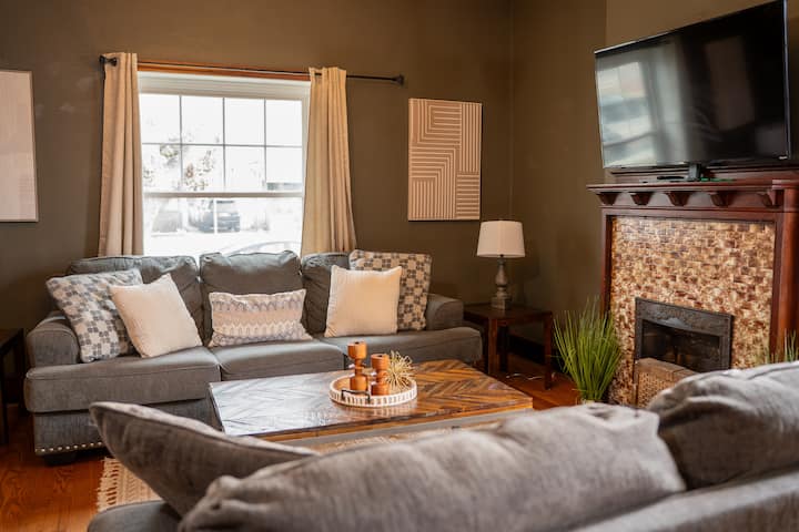 Spacious Umkc Stay • Near Top Spots - Kansas City, MO