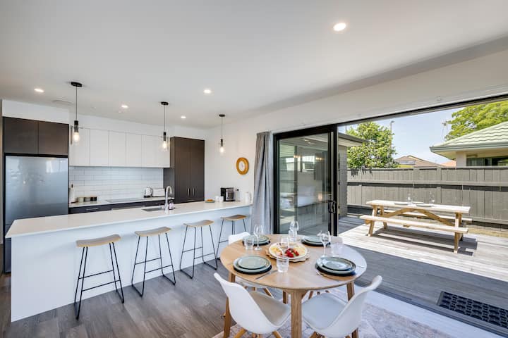 Quiet On Cassin - Taradale - Napier