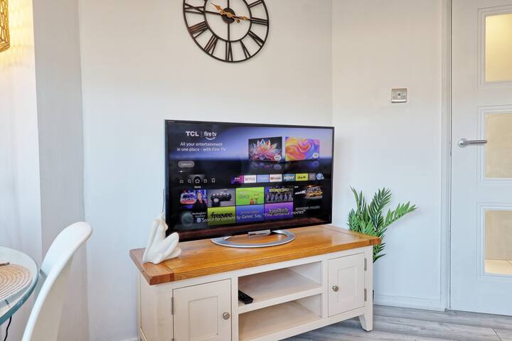Modern 4br Sleep 10 | Free Parking | Basildon Town - Basildon