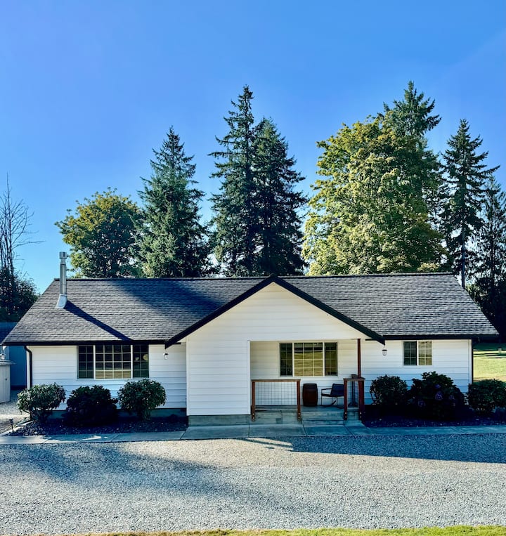 Peaceful-cozy Home! Modern Touches & Outdoor Space - Lake Tapps, WA