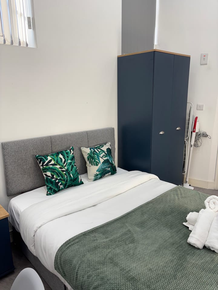 Coming Soon 1br - Town Centre Free Wi-fi & Parking - Bolton