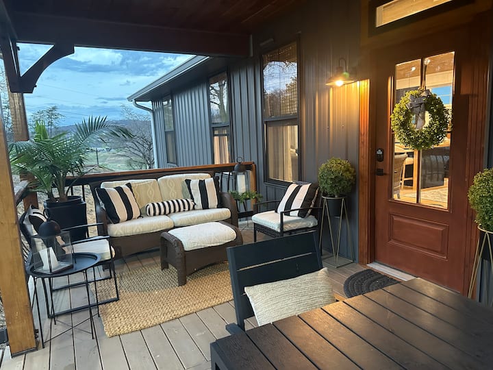 Lakeway Loft “Ultimate Southern Comfort” *New* - Dandridge, TN
