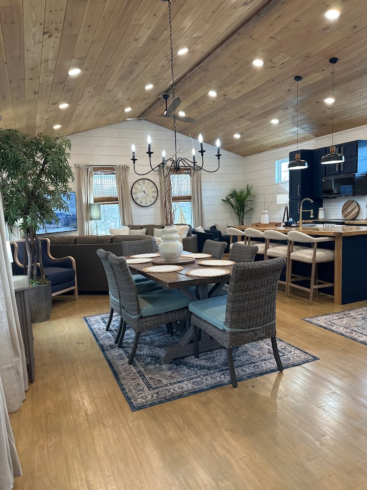 Lakeway Loft “Ultimate Southern Comfort” New! - Dandridge, TN