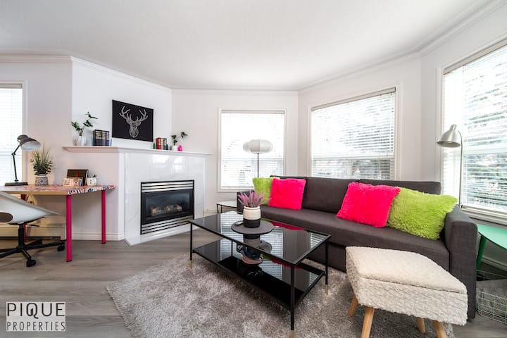 The Neon Palace|king Bed| Fireplace|netflix|ugpark - Edmonton