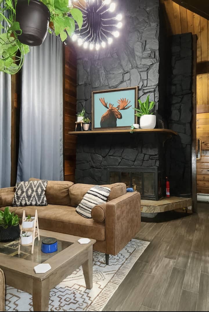 Moose Manor; Upper Level Duplex, Hot Tub! - Anchorage