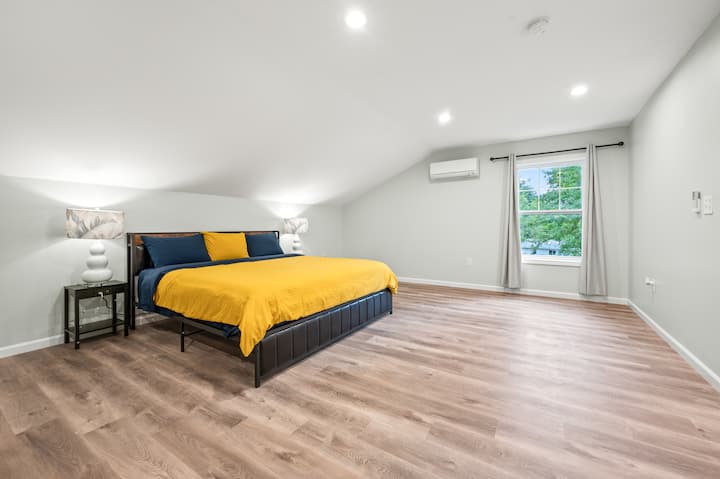 Group-friendly 10br Townhouse, Great Location - Hartford, CT