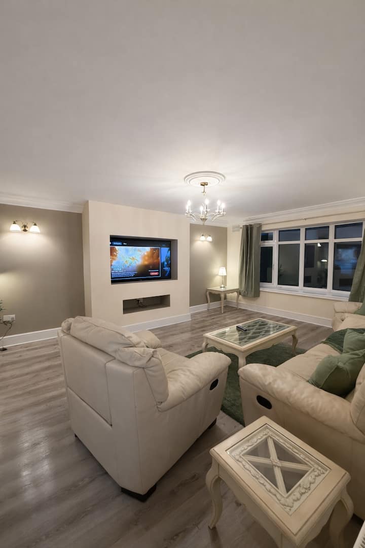 Stunning 4 Bedroom Home, Newly Refurbished - Bolton