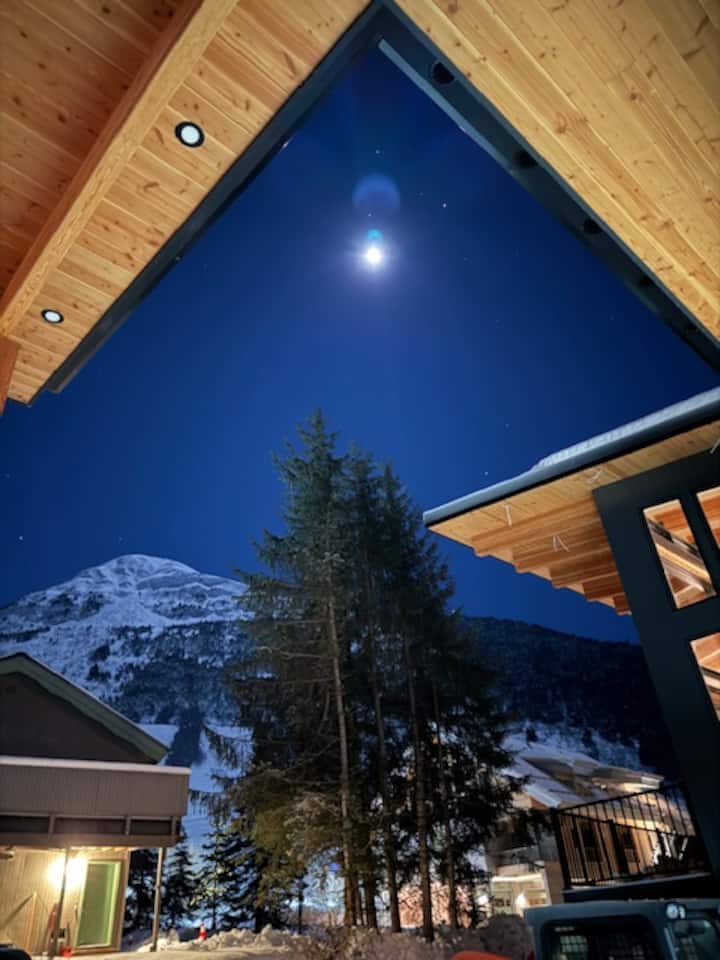 Max's View Modern 2 Br Condo-steps To Lifts - Alyeska, AK