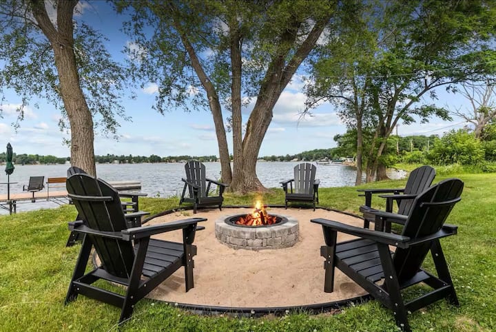 Winter Getaway Happy Place Hideaway On Silver Lake - Spring Lake, WI