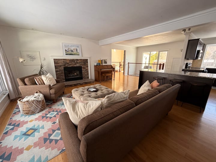 5 Bedroom Home With Local & Classic Art, Sleeps 12 - Lethbridge