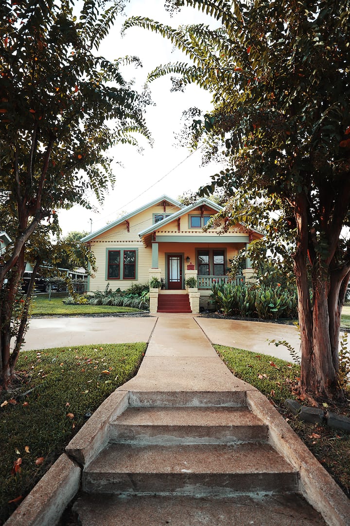 *New* Walk To Town| Myona On Alamo | King Beds - Brenham, TX