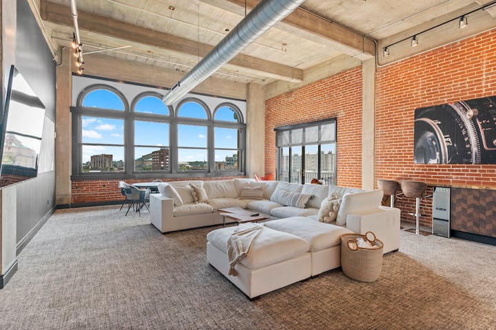 Stylish Downtown Penthouse Views / Abodebucks - St. Louis, MO