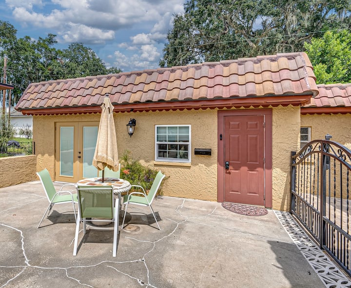 2/1 Pet Friendly Spanish Cottage - Lakeland, FL