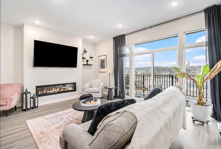 Luxury Dundee Oasis + 2 Master Beds With Garage - Omaha, NE