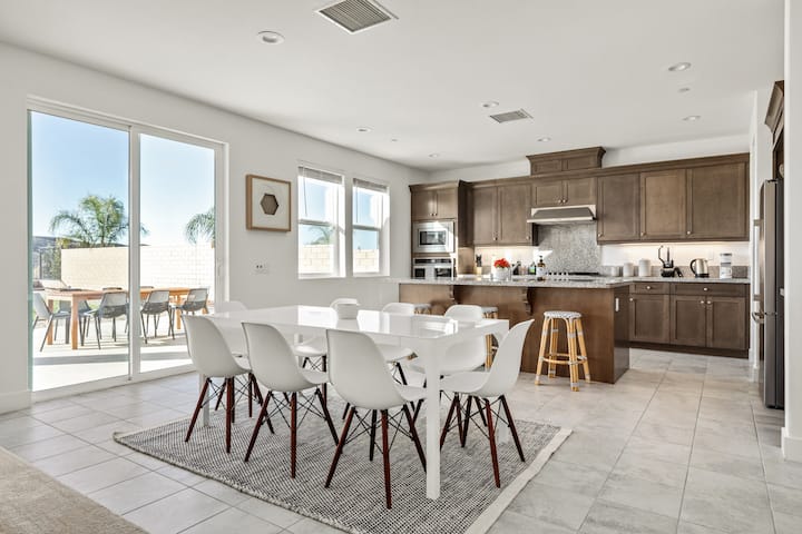 Scenic Mountain View Home With Spacious Yard - Santa Clarita, CA