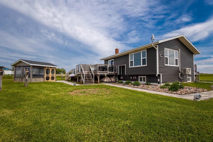 Waterfront Haven • Hot Tub + Kayak Access - Summerside