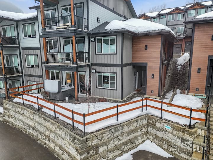 Peaks West Ski In/out Paradise - Sun Peaks Resort, BC