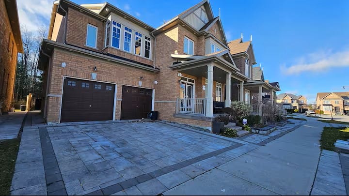 Contemporary 2 Bed 2 Full Bath Suite In Brampton - Brampton