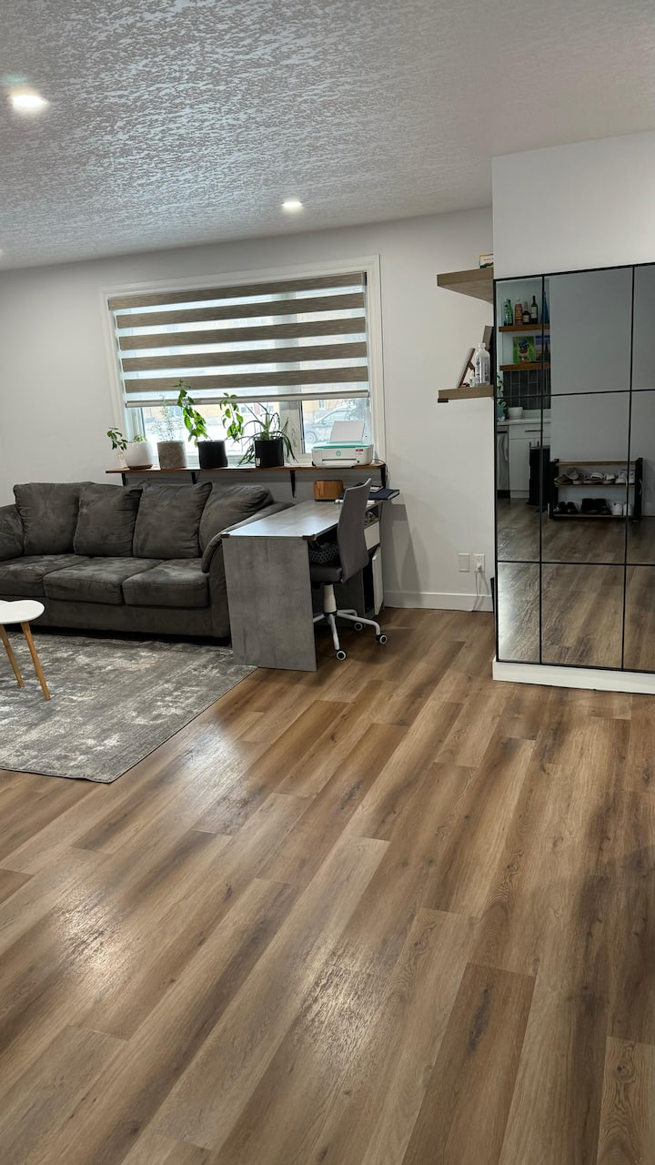 Our Bright & Cozy Home On 7th Street, Saskatoon - Saskatoon