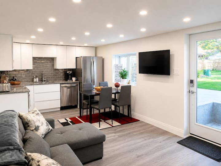 Modern Suite In Waterloo • Parking • Near Uptown - Waterloo, ON, Canada