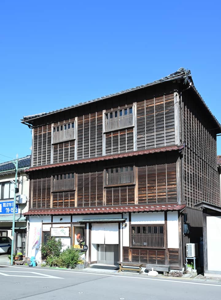 【温泉街の中心地】元飲食店でキッチン完備の古民家一棟貸し
総湯やコンビニまで徒歩50歩。 - Kaga