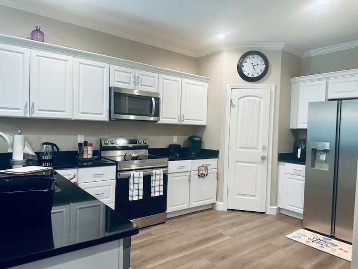 Relax 3br Home • King Bed • Peaceful Yard - Waxahachie, TX