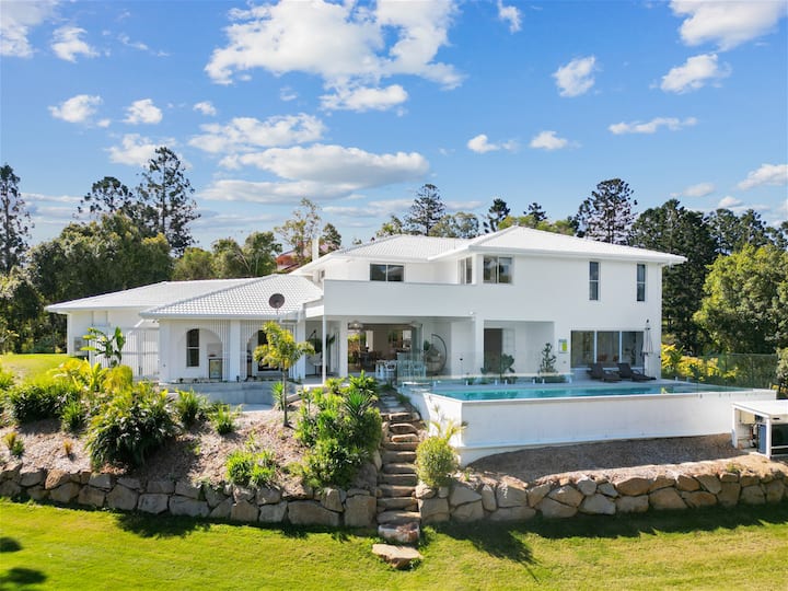 Lapineta| Luxury Villa Heated Pool & Sunset Views - Brisbane