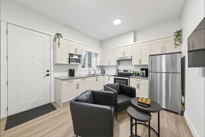 Surrey Modern Private 1 Bedroom Suite With Kitchen - サレー
