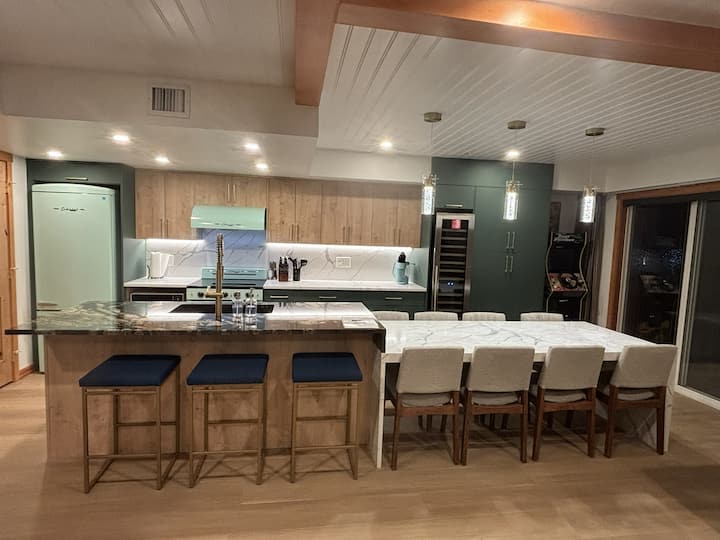 Panoramic Mountain Escape/hot Tub/gym/ev Charging - Canmore