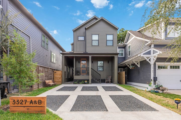Modern Heights Townhome | Sleeps 6 | Prime Houston - Houston, TX