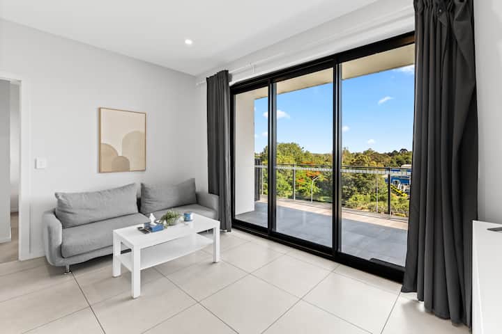 2 Ensuite Br Modern Apartment W/ Balcony + Garage - Springwood