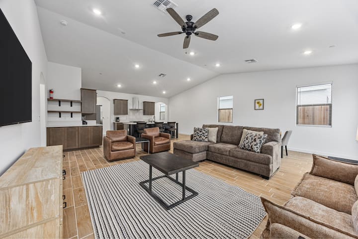 Stylish Modern Retreat Near Downtown Bakersfield! - ベーカーズフィールド, CA